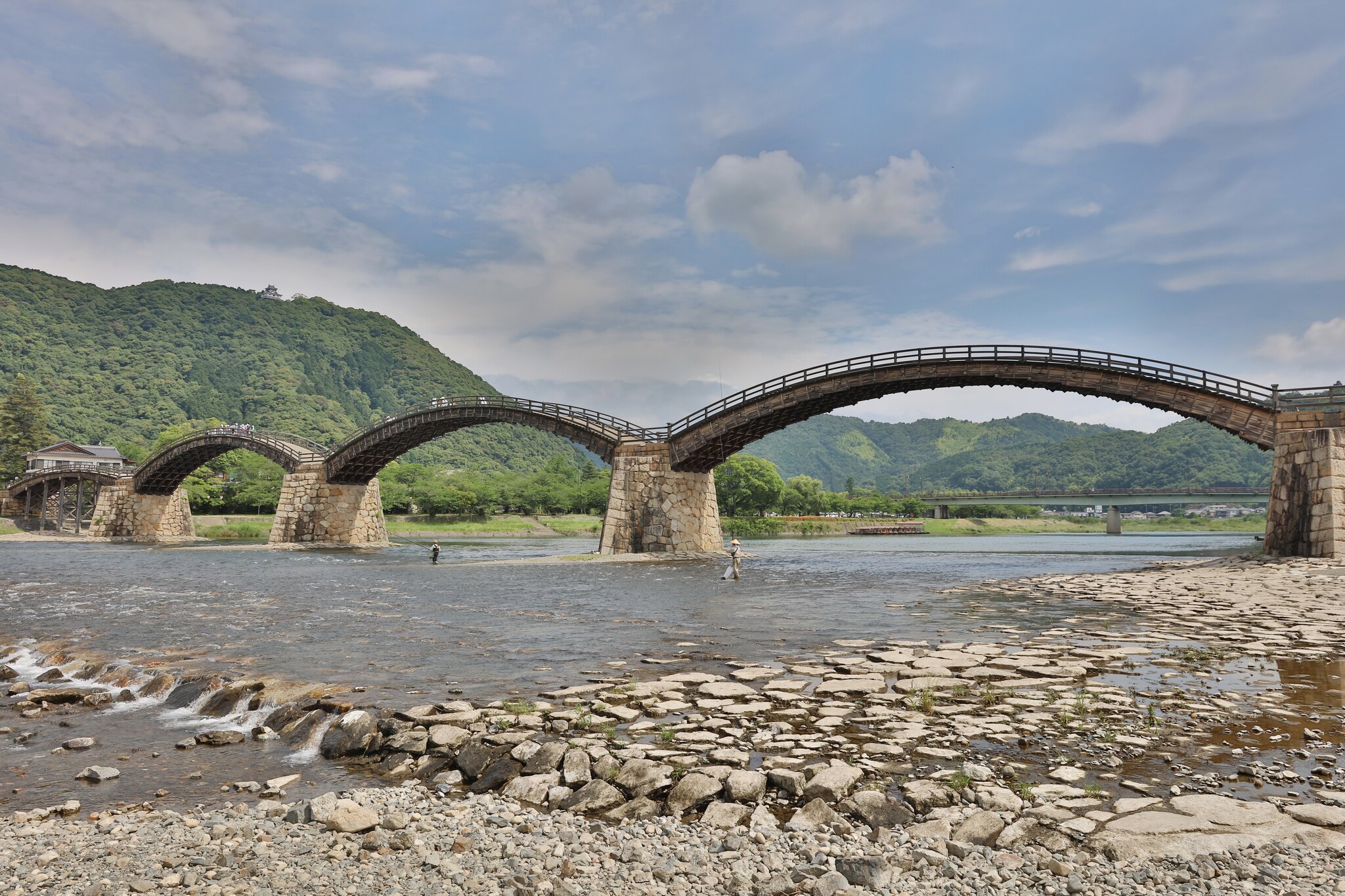kintai-bridge-by-bullet-train
